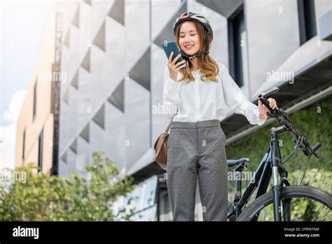 Eine Wunderschöne Junge Asiatische Frau Nutzt Ihr Smartphone Um Mit Dem Unternehmen Zu Sprechen