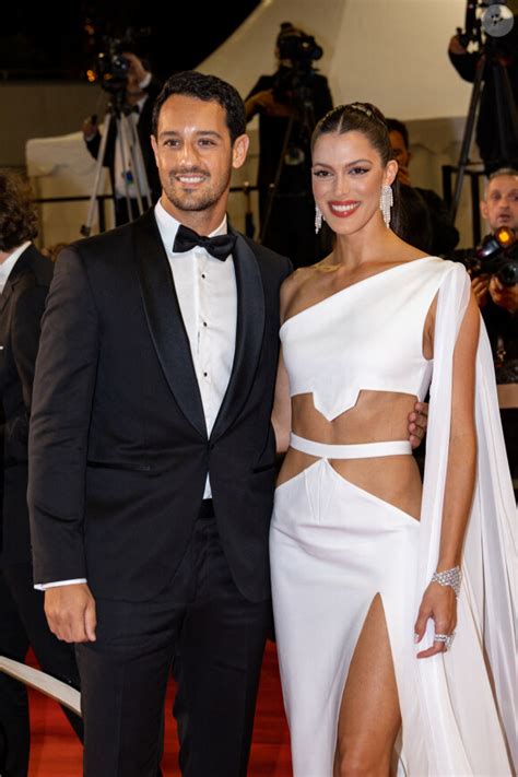 Iris Mittenaere renversante en robe asymétrique et très fendue elle
