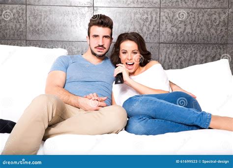 Junge Paare Die Zusammen Auf Dem Sofa Fernsehen Stockbild Bild Von Haus Glücklich 61699523