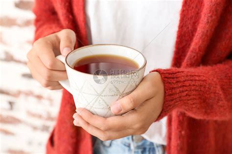 女人拿着一杯热茶特写高清图片下载 正版图片503824665 摄图网