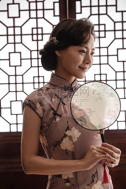 穿旗袍拿着扇子的东方女人高清图片下载 正版图片501902481 摄图网