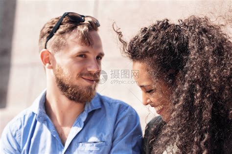 年轻的中东女孩在与男友交谈后感到害羞高清图片下载 正版图片502518264 摄图网