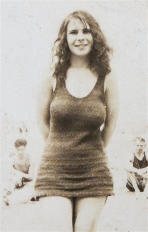 Gros Seins Belle Femme De Vintage 1920 Sur La Plage De Capture