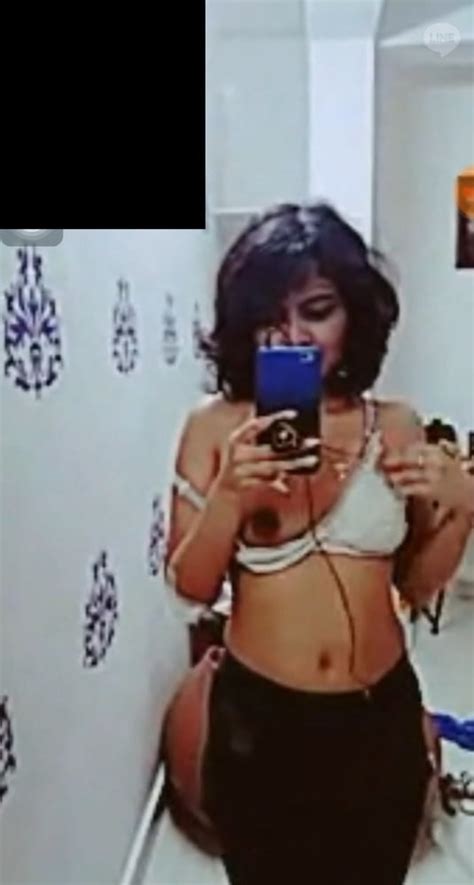 ホットガールは自慰行為を捕まえました 裸の女の子の写真