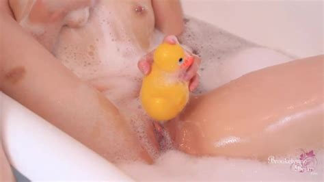 Sexy Babe Masturbates Her Pussy With A Rubber Duckie While In Bubble Bath Thumbzilla