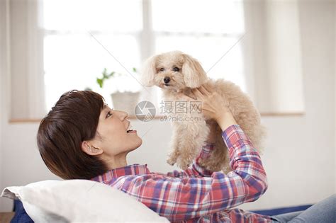 抱着宠物狗的女主人高清图片下载 正版图片502008756 摄图网