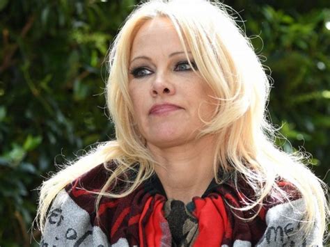 Pamela Anderson Wears Wet Baywatch Swimsuit To Thrill Dates Montreal Gazette
